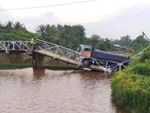 Jambatan besi runtuh, gagal tampung berat lori bawa batu – Manisfm