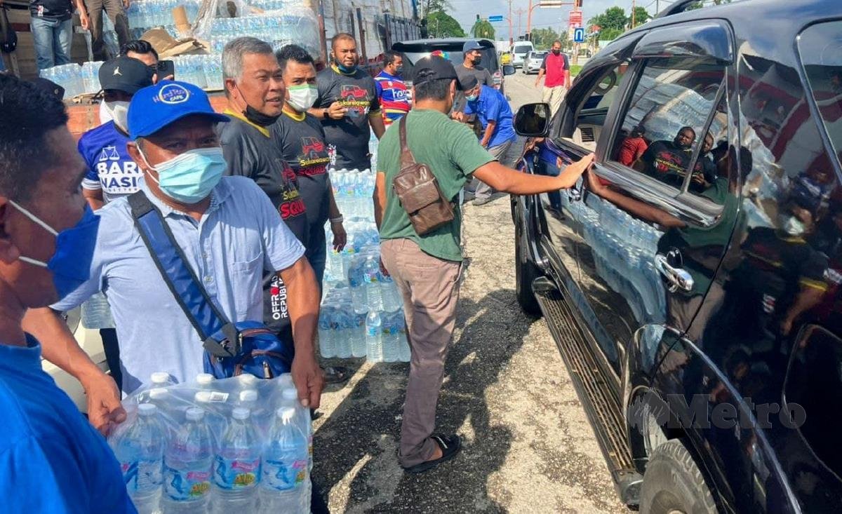 50,000 Botol Air Buat Penduduk Terjejas Banjir – Manisfm
