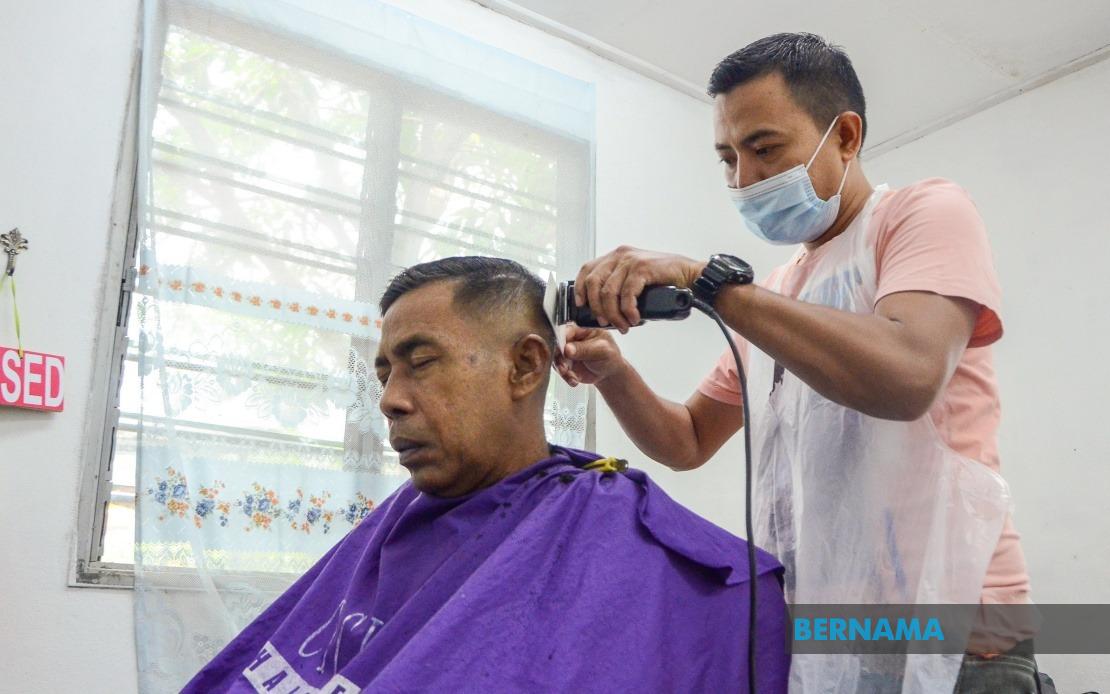 Ramai Mula Serbu Kedai Gunting ‘Bojeng’ Rambut Untuk Sambut Raya – Manisfm