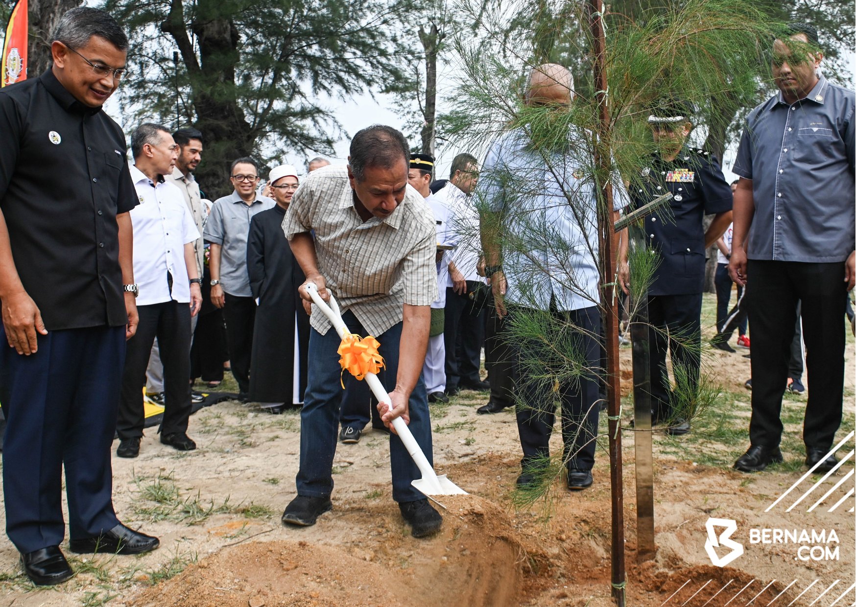 Sultan Mizan Rasmi Program Penanaman Pokok Di Pantai Batu Buruk – Manisfm